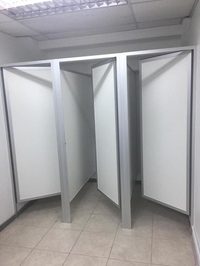 Foto: Instalación de Tabiques Divisorios Duchas y Baños de Aluminios y ...