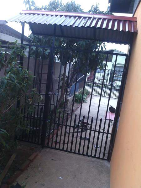 Foto: Porton Acceso a Patio Traserro con Techo de Alex Francisco ...