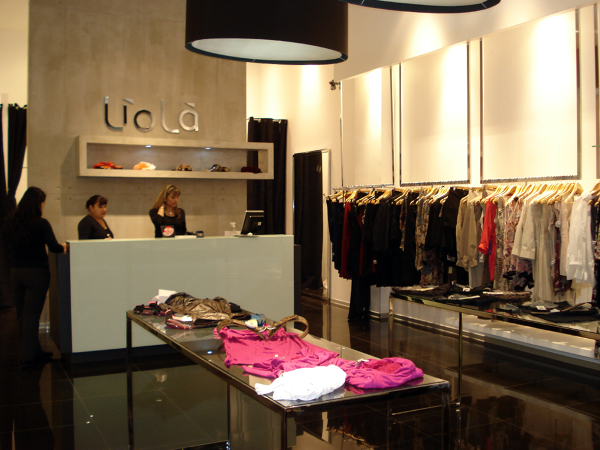 Foto: Tienda Liola Parque Arauco de Arquitectura Totem Design #3819 ...