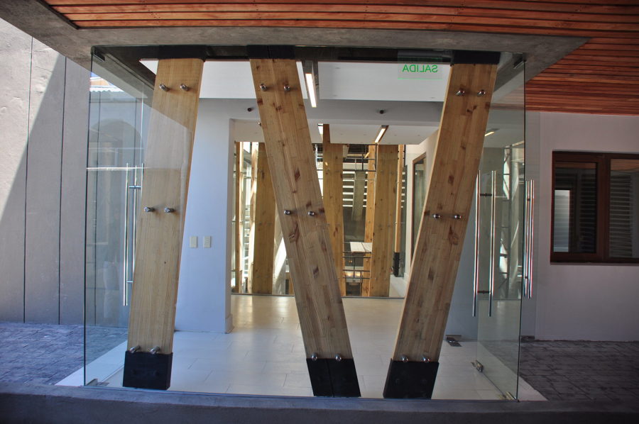 Foto: Acceso a Escala de L&V Arquitectura y Construcción Spa #529932 ...