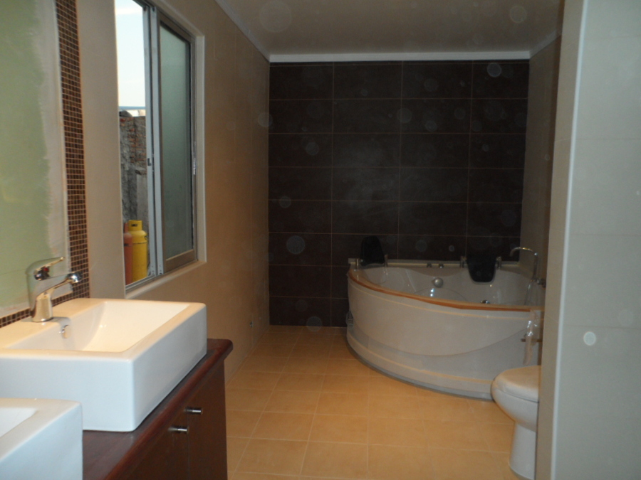 Foto: Baño con Jacuzzi de C.R.E. Construcción y Remodelación de ...