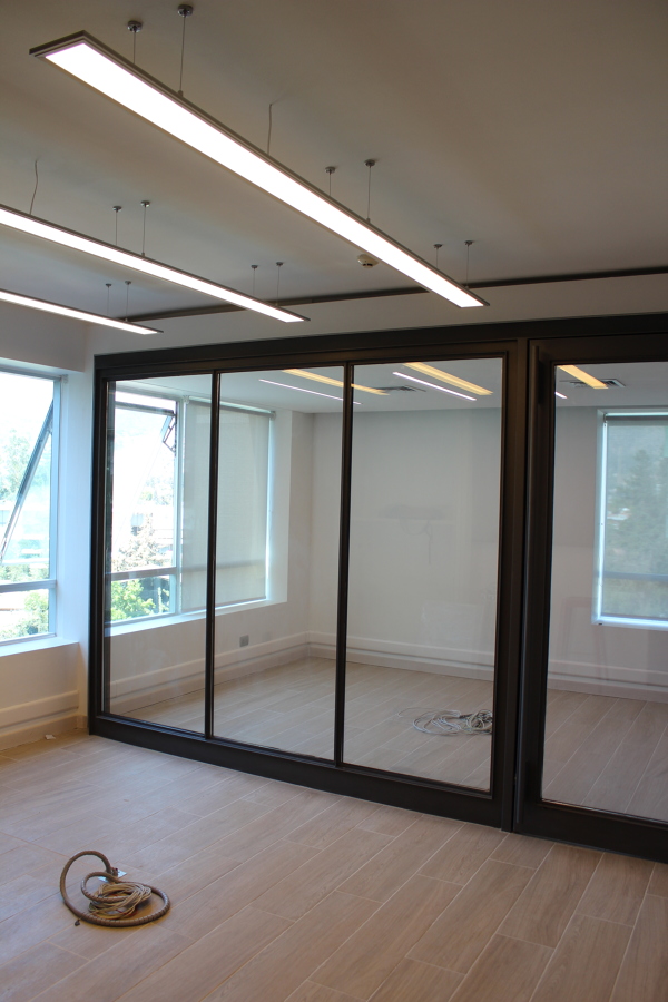 Foto: Vista Luminaria Led Colgante y Mampara Divisoria en Acero. de ...