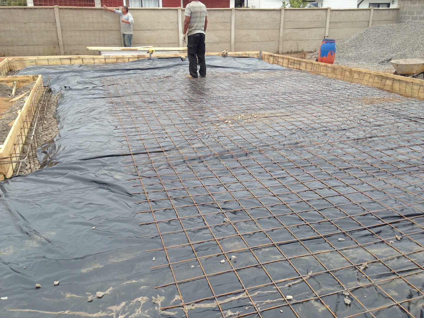 Colocación polietileno y malla acma Radier