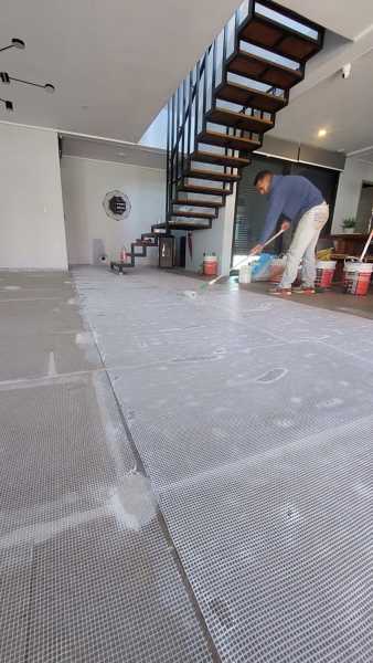 Foto: Aplicacion Malla y Primera Capa de Microcemento Rustic de ...
