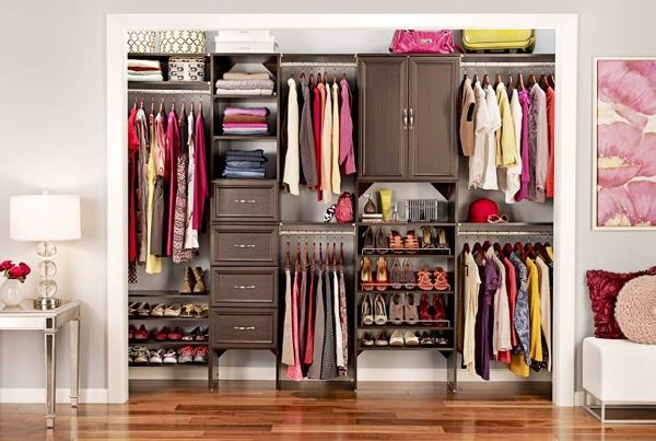 Foto: Closet de Mujer con Ropa Clasificada #231060 - Habitissimo
