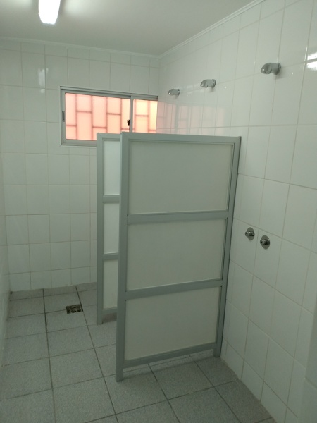 Foto: Duchas con sus Separaciones. de Constructora Ssa #419180 ...