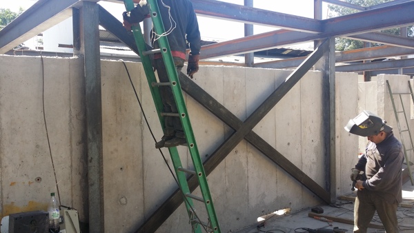 Foto: Ejecutando Arriostramiento de Constructora Deuman Ltda #374191 ...