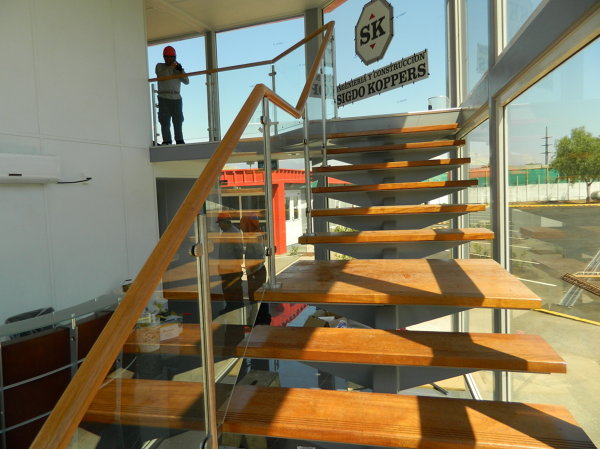 Foto: Escala Hall de Acceso Administracion de Constructora Kasal ...