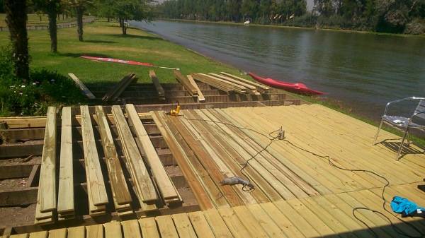 Foto: Instalación de Pino Impregnado Tipo Deck de 5" x 2" de Hch ...