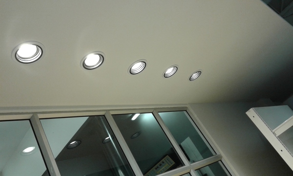 Foto: Montaje de Focos de Contratista En Instalaciones Electrica ...