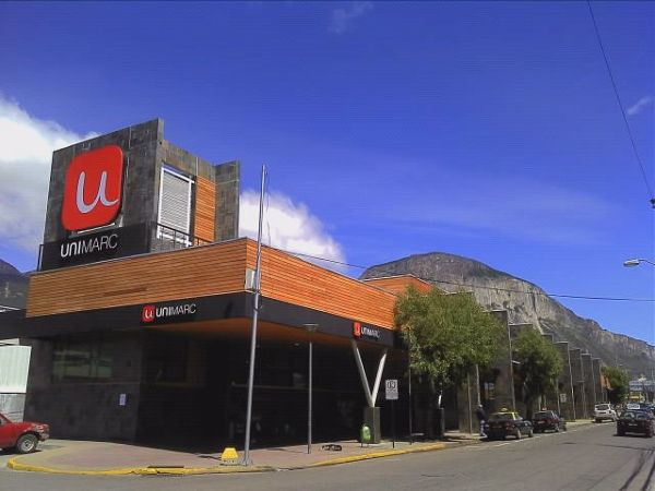Foto: Supermercado Unimarc - Coyhaique de Dušan Marinković ...