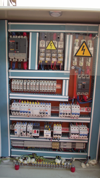 Foto: Vista de Tablero Principal de Tesla Ingeniería Eléctrica #160199 ...